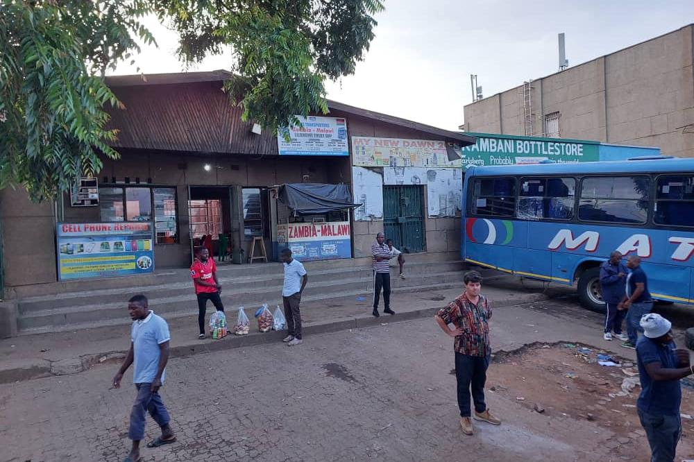 Catching a bus from Lilongwe to Lusaka (Malawi to Zambia) | Saiga Tours