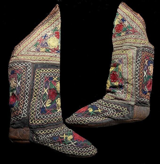 What are Turkmen traditional clothes? | Saiga Tours